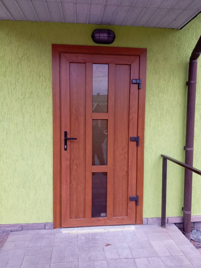 Uși termopane din PVC – modele de interior și exterior la comandă