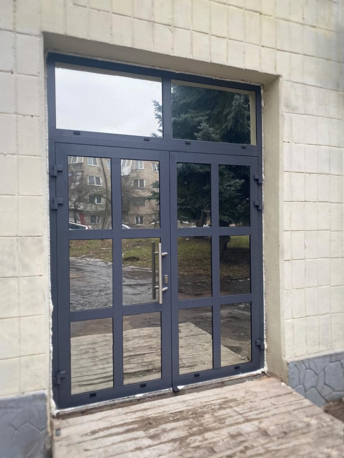 Uși termopane la comandă din PVC și aluminiu – prețuri avantajoase