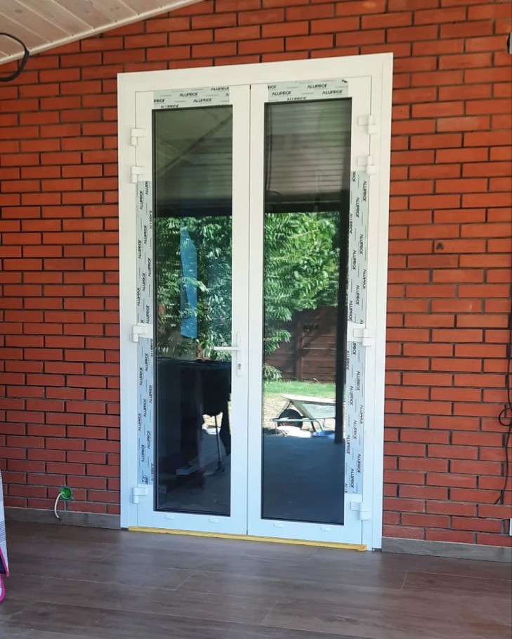 Uși termopane la comandă din PVC și aluminiu – prețuri avantajoase